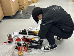 SUZUKI SWIFT SPORTS ZC33S × T-DEMAND PRO DAMPER スポーツ+生脚シャコタンのスイスポ誕生！！｜タイヤ&ホイール PIT BULL