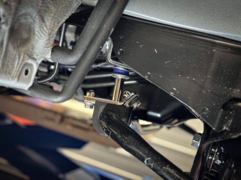 PIT BULL DEMO CAR No.4 HIACE 4WD 足回りローダウンカスタムご依頼ありがとうございます!!｜タイヤ&ホイール PIT BULL